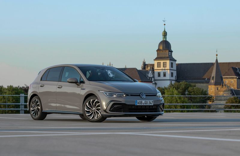 Новые автомобили Volkswagen Golf Life Plus в продаже на заказ – AUTOBOOM