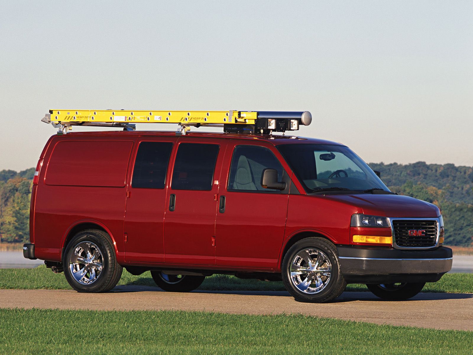 2003 Chevrolet Savana Van. 2nd generation - AUTOBOOM
