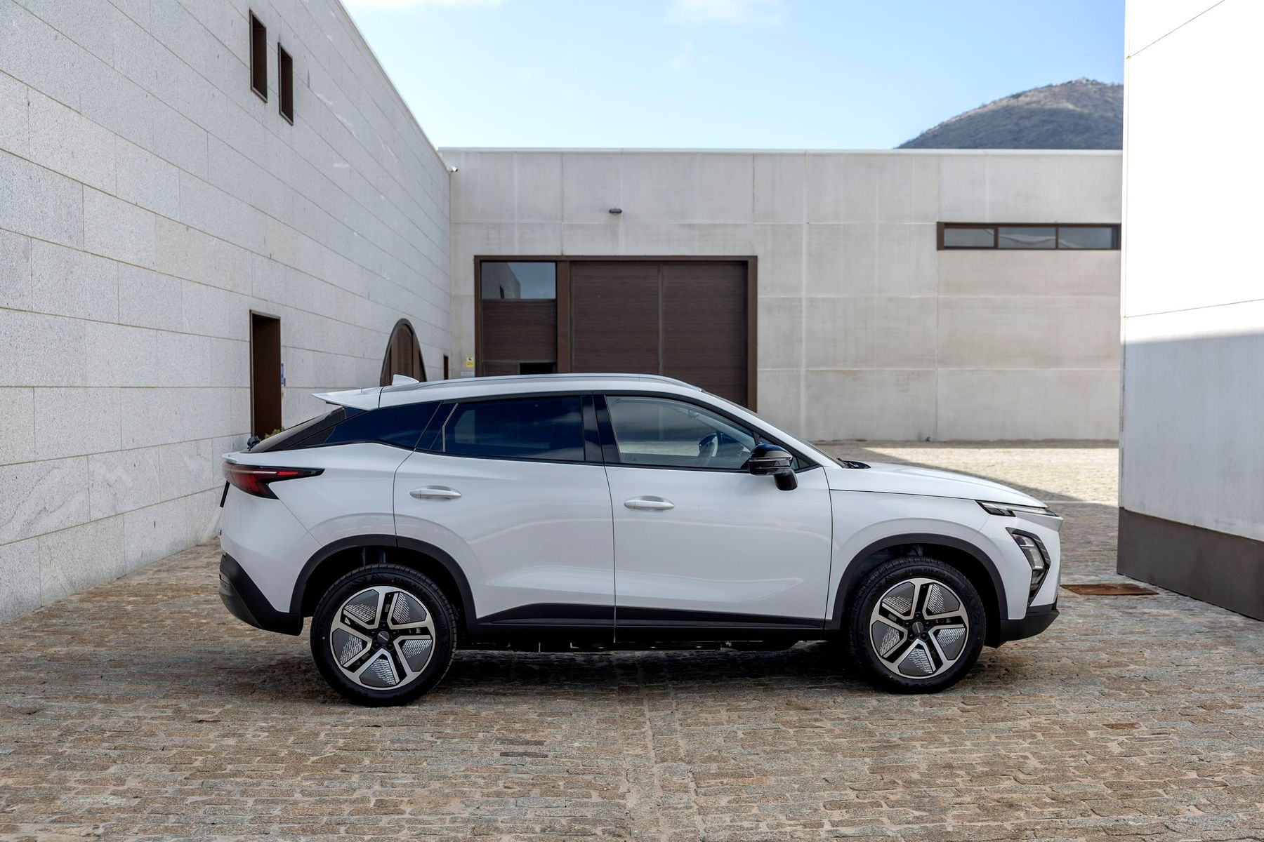 Chery привезла в Израиль новую гибридную версию кроссовера FX: стоит ...