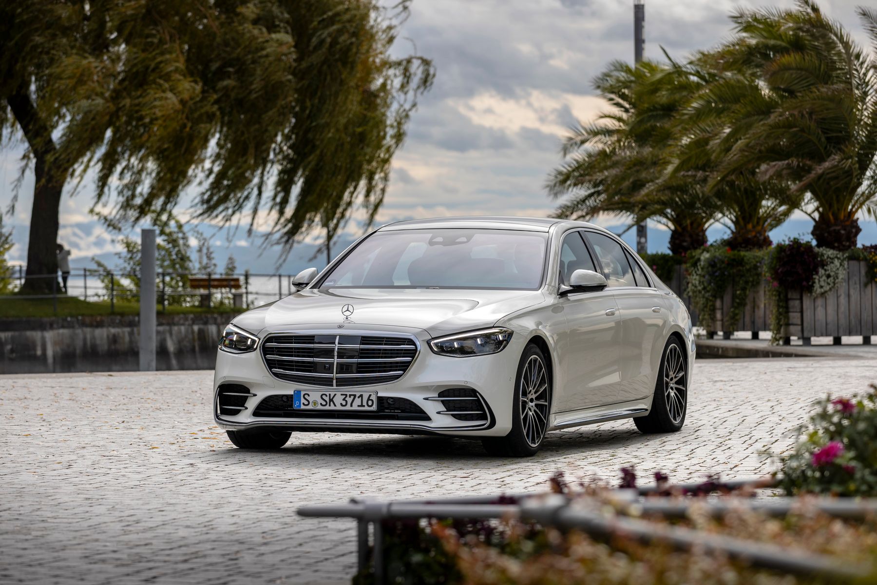 Новые автомобили Mercedes S580e Platinum Plus AMG Line в продаже на ...